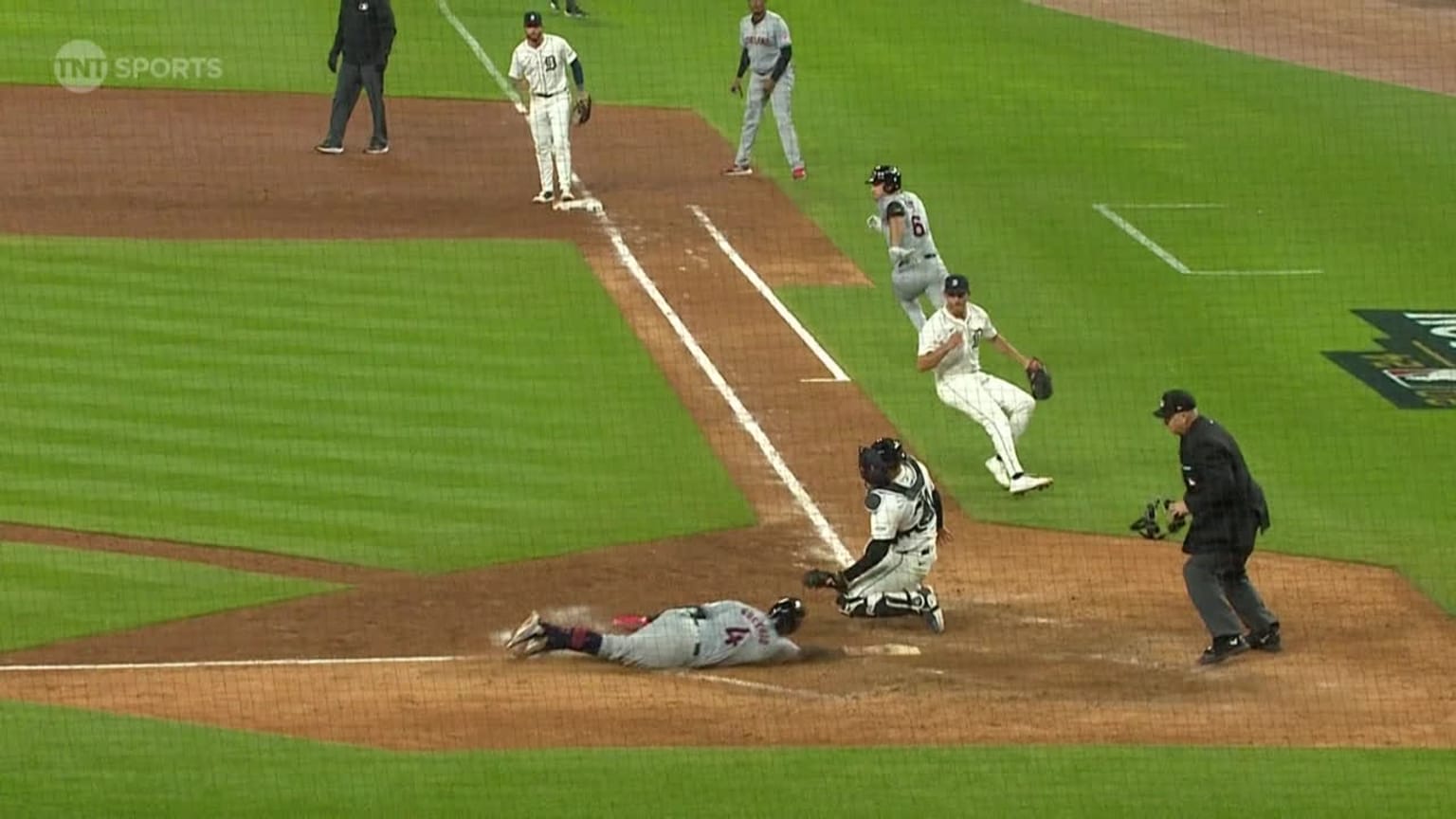 Brayan Rocchio anota en un toque | 10/10/2024 | Los Guardians de Cleveland