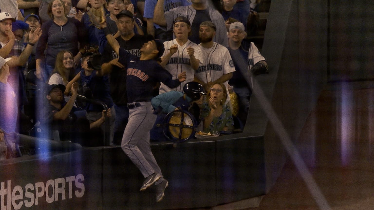 Guardians left fielder Steven Kwan wins Gold Glove | 11/01/2022 ...