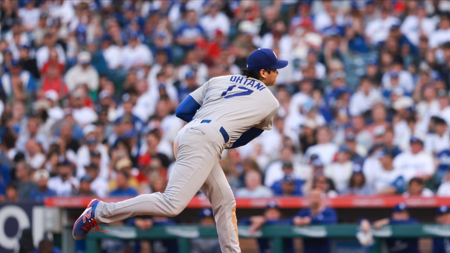 Shohei Ohtani fans Mike Trout | 08/13/2025 | Los Angeles Dodgers