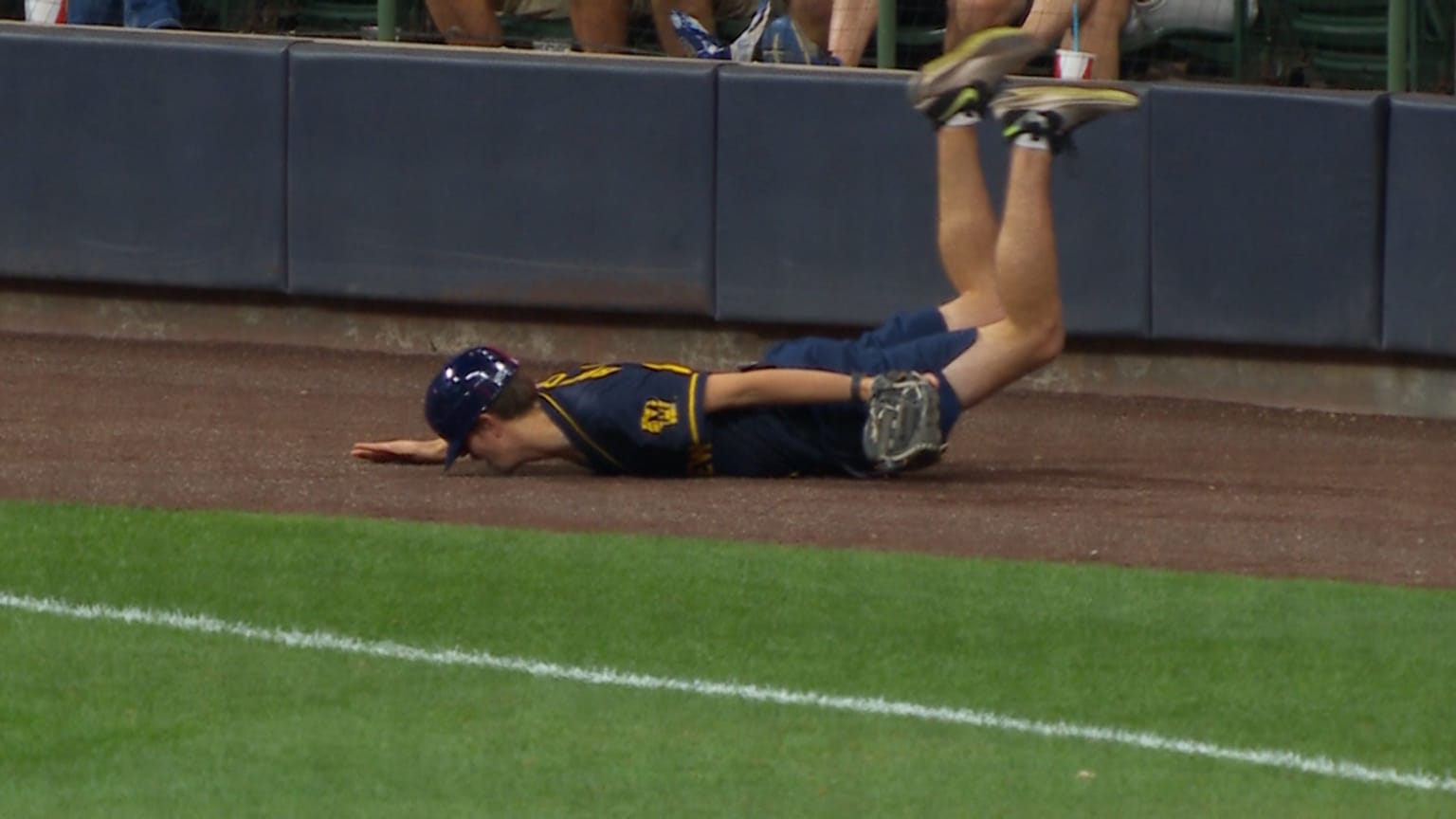 A Brewers ball person makes a great diving grab | 09/19/2022 ...