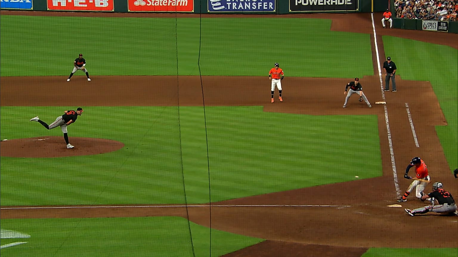 Mauricio Dubón scores on a double, throwing error | 06/21/2024 | Houston Astros