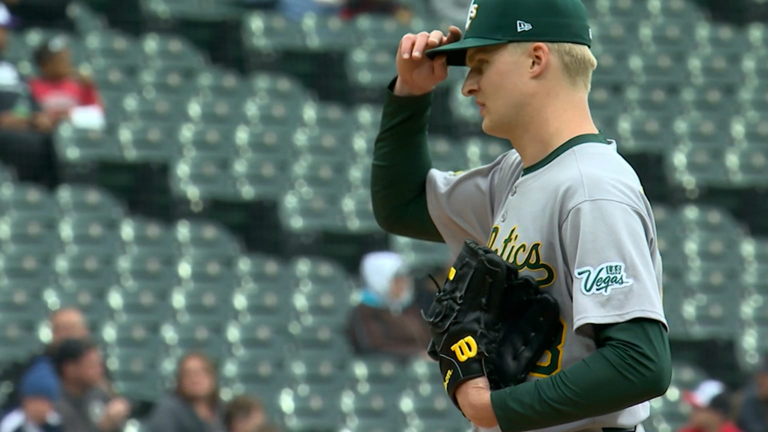 Noah Murdock's behind-the-back snag | 04/17/2025 | Athletics