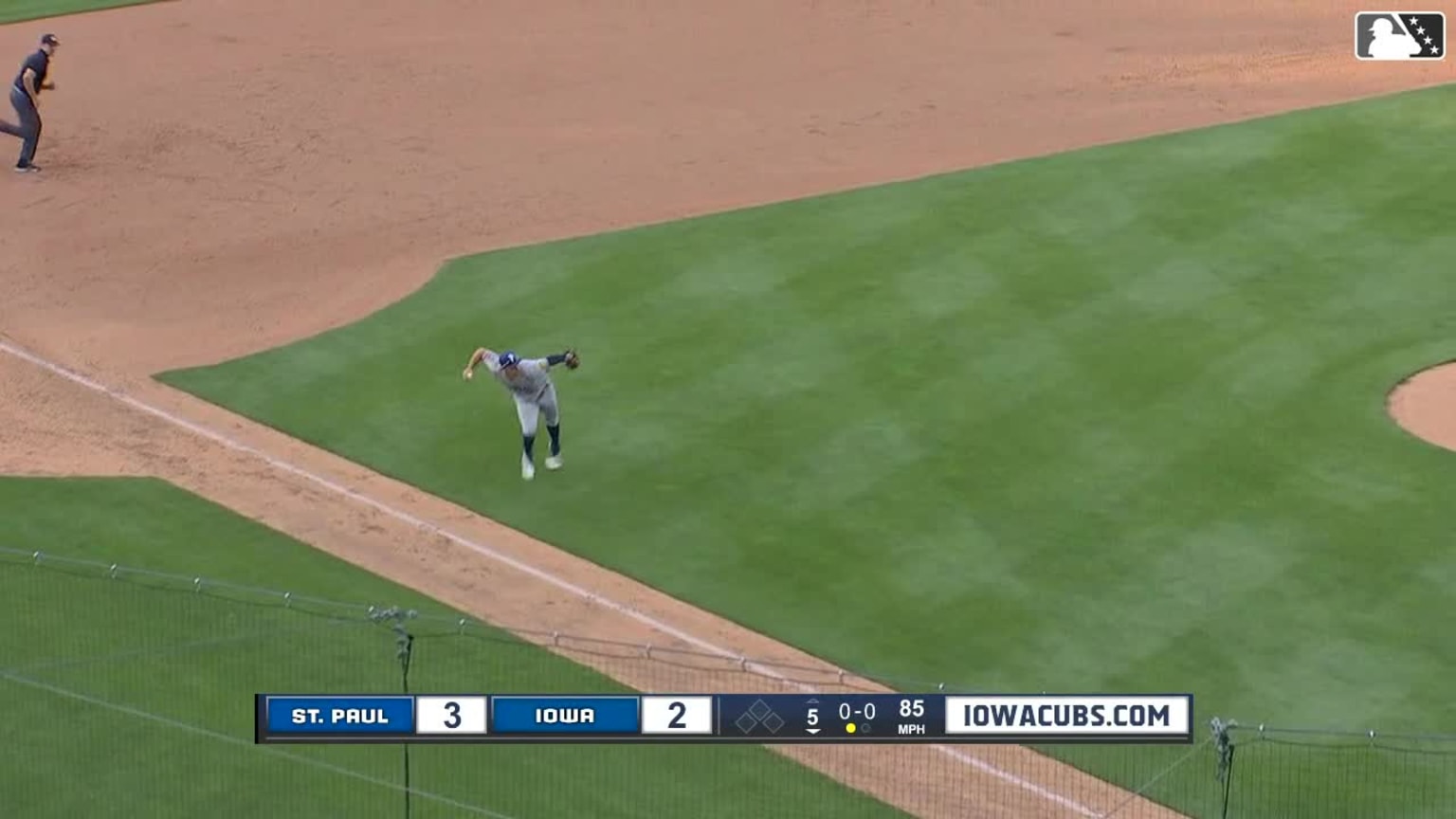 Brooks Lee's slick barehanded play | 06/26/2024 | MLB.com