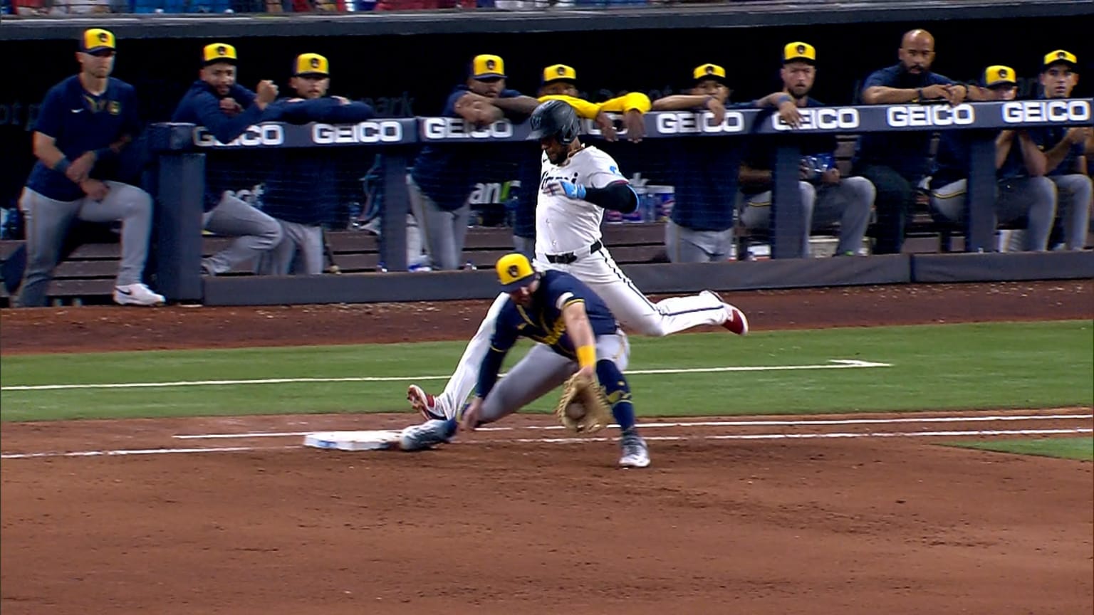 Elvis Peguero escapes the jam in the 7th | 05/20/2024 | Milwaukee Brewers