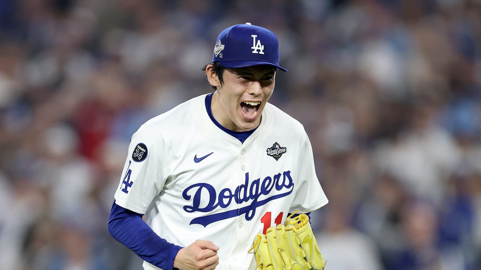 Roki Sasaki induces forceout, escapes jam in 9th | 10/27/2025 | MLB.com