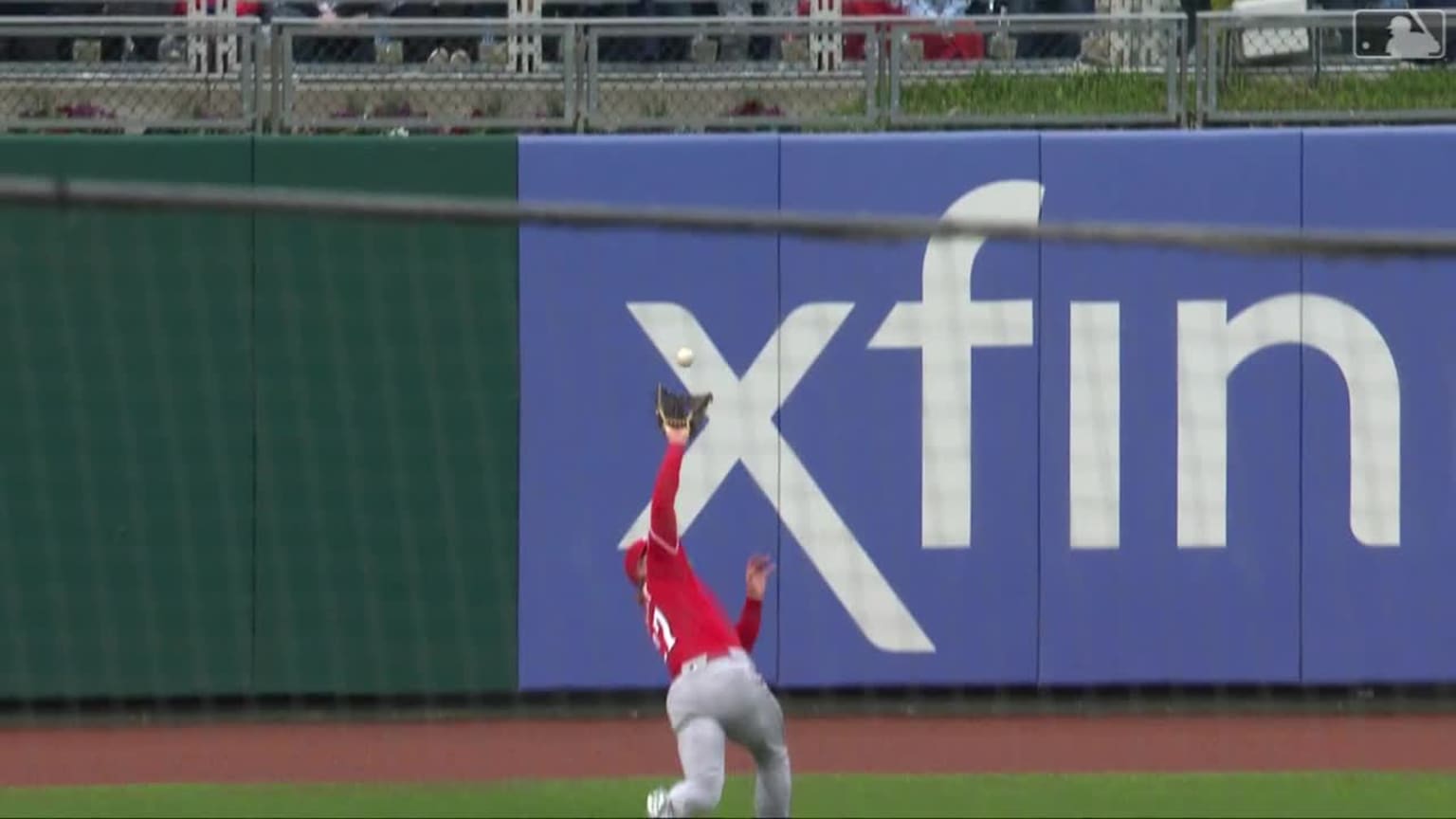 Jake Fraley makes an over the shoulder grab in 7th | 04/08/2023 ...