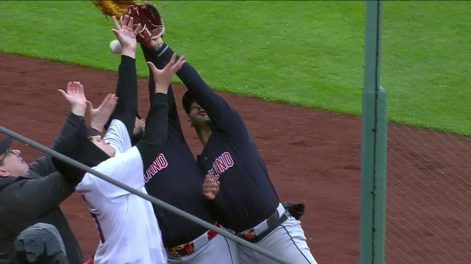 Brayan Rocchio and Gabriel Arias collide in the 7th | 04/18/2024 ...
