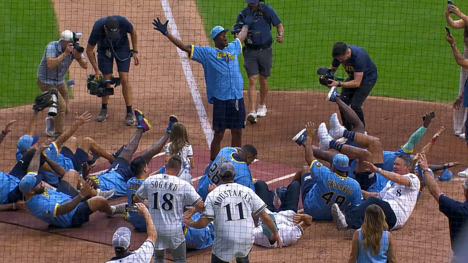 Keon Broxton's five homers in Brewers Alumni Derby | 07/26/2025 ...