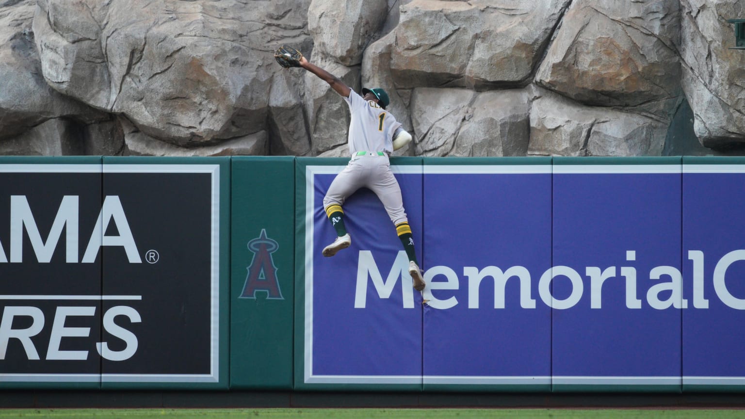 Denzel Clarke's incredible home run robbery | 06/09/2025 | MLB.com