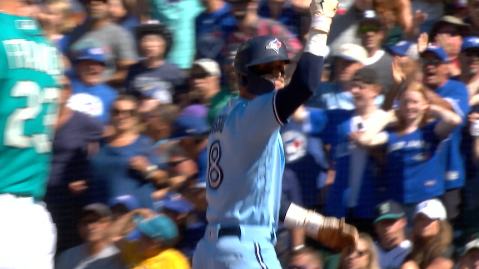 Cavan Biggio plates a run with a single in the 9th | 07/22/2023 ...