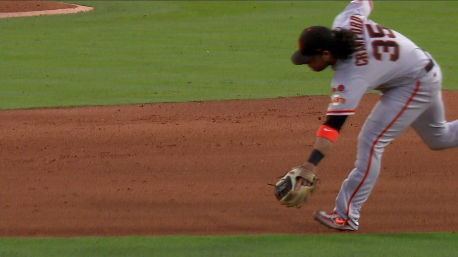 Brandon Crawford makes an acrobatic spinning throw | 08/08/2023 | San ...