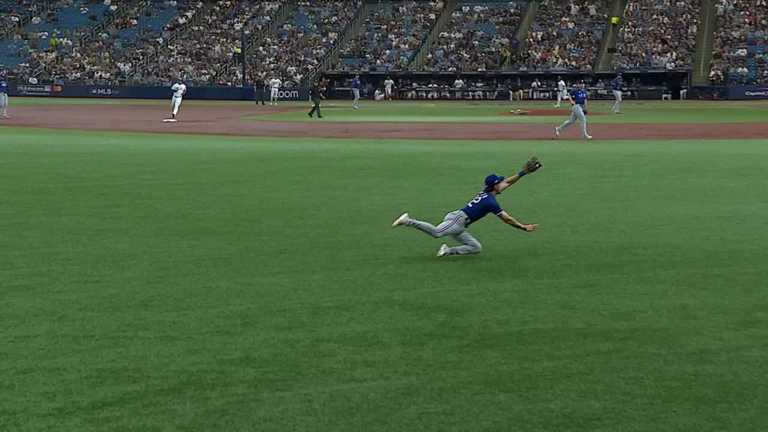 Carter lays out to make a diving catch in left field | 10/03/2023 ...