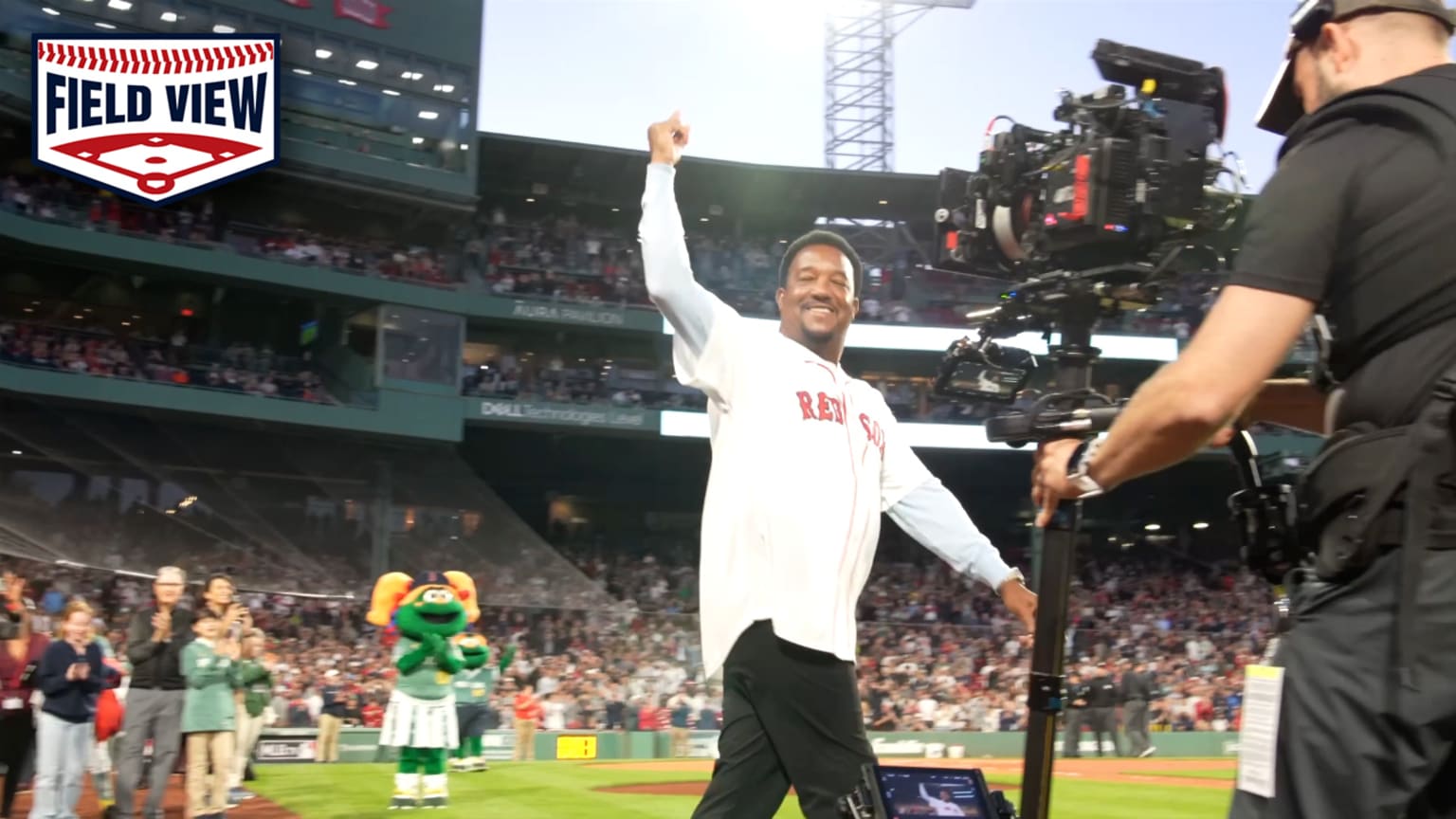 Field View: Pedro Martinez's ceremonial first pitch | 09/12/2025 | MLB.com