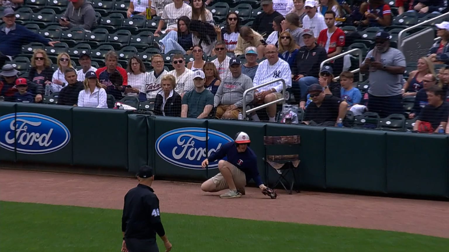 Ball boy makes impressive catch on foul ball | 05/16/2024 | Minnesota Twins