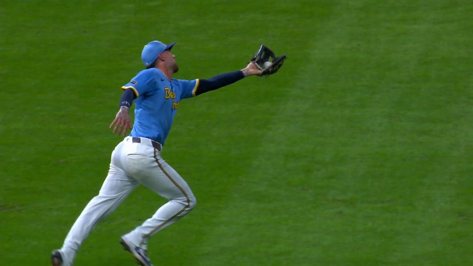 Brice Turang's smooth running catch | 08/22/2025 | Milwaukee Brewers