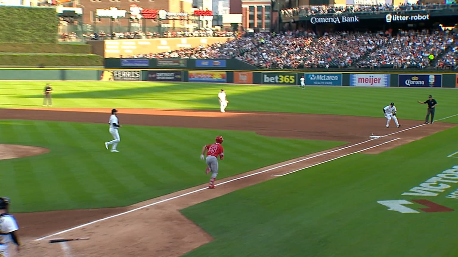 Donovan Walton singles after ball hits the bag | 05/27/2026 | MLB.com