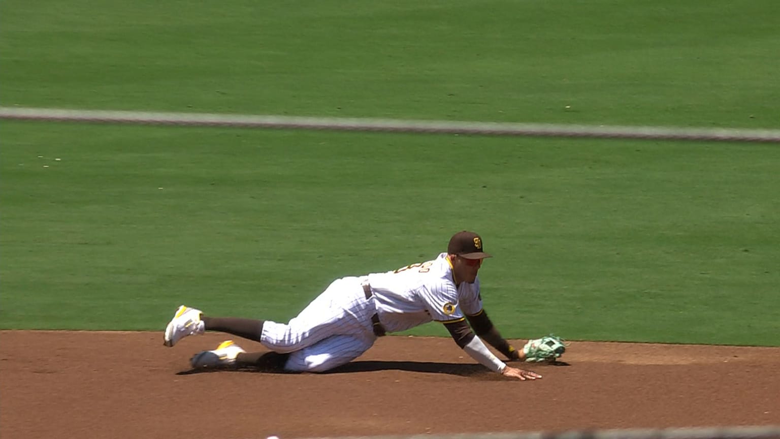 Manny Machado's terrific diving play | 04/30/2025 | San Diego Padres
