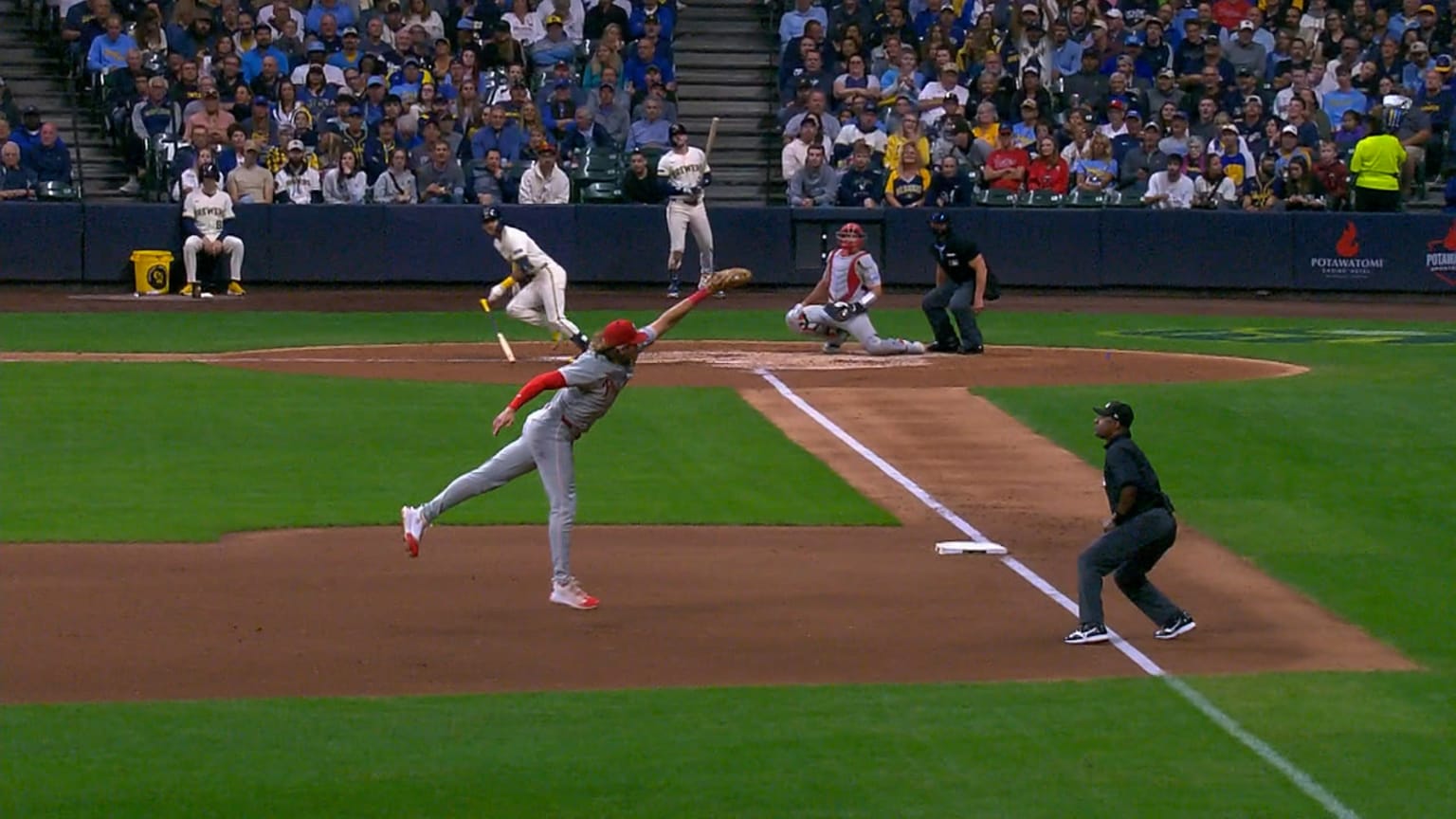 Alec Bohm atrapa de aire un potente lineazo | 03/09/2025 | Los Phillies ...