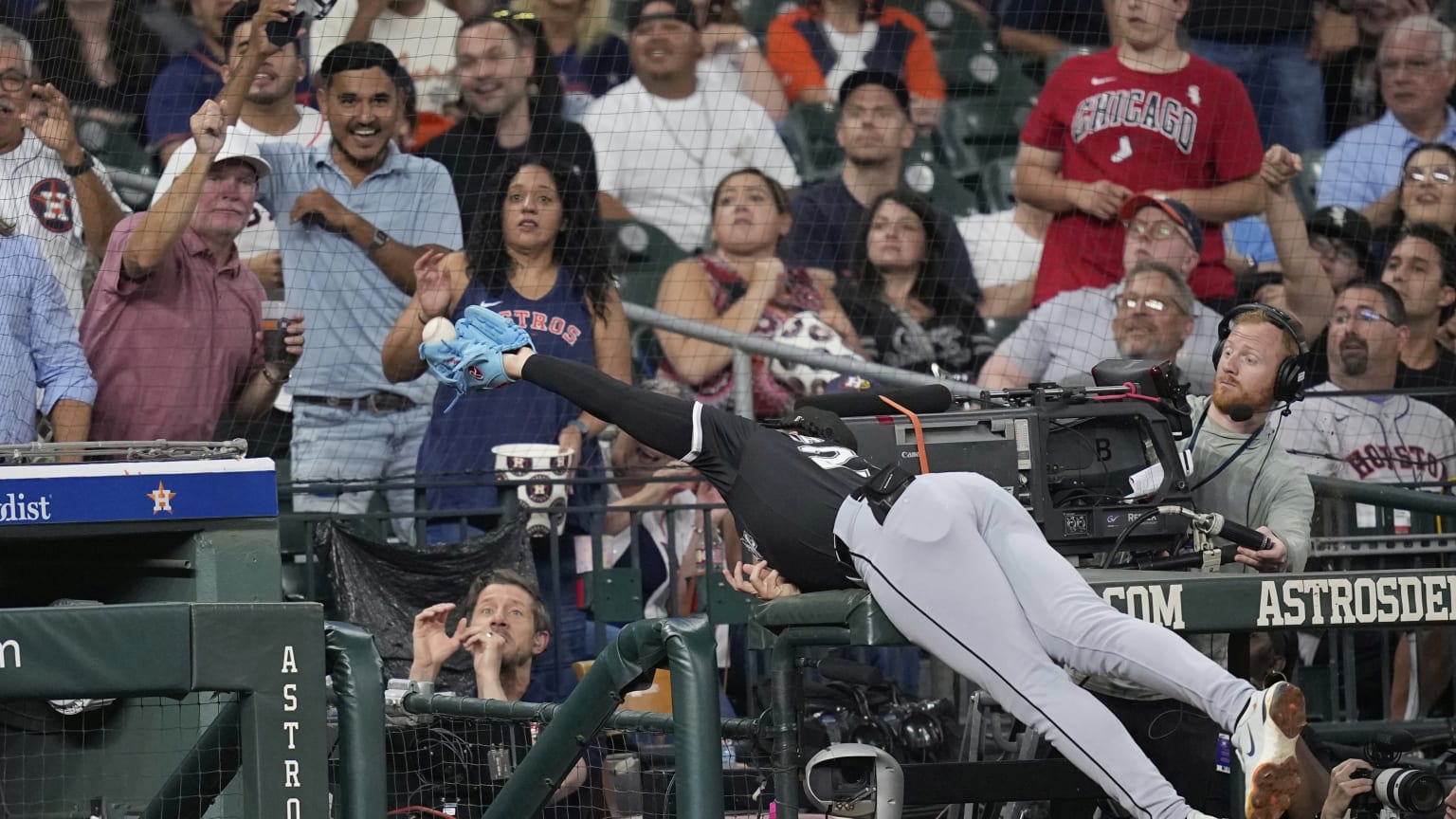 Miguel Vargas' acrobatic catch over railing | 06/11/2025 | MLB.com