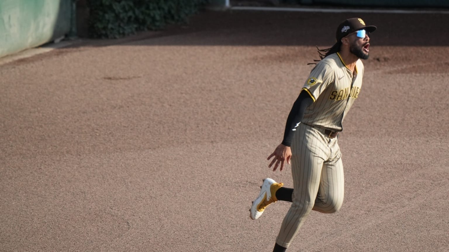 Fernando Tatis Jr.'s jumping catch | 10/01/2025 | San Diego Padres