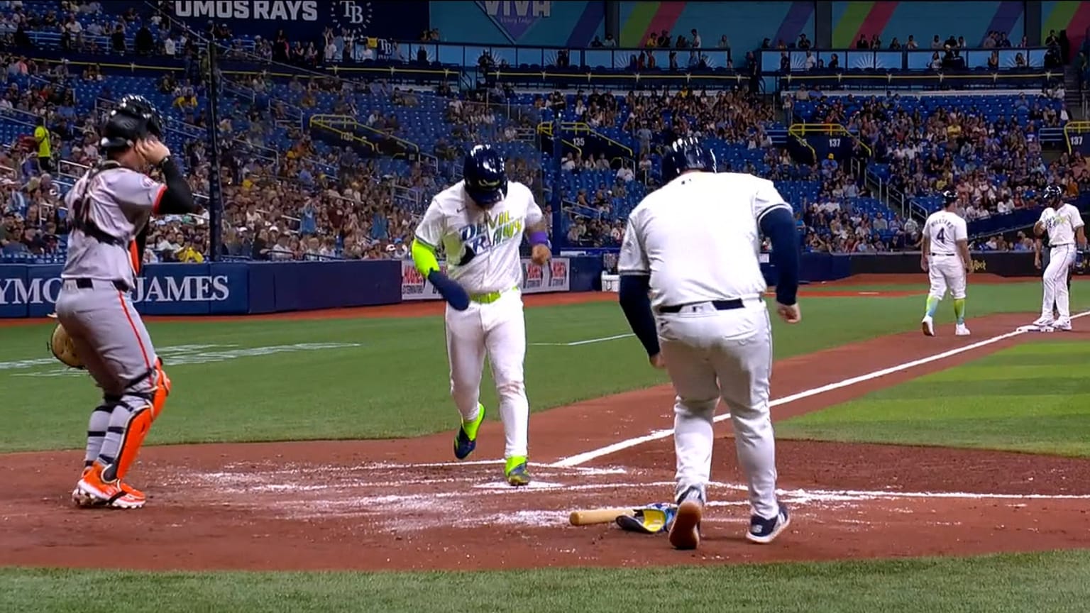 Yandy Díaz draws a walk to bring in a run | 04/12/2024 | Tampa Bay Rays