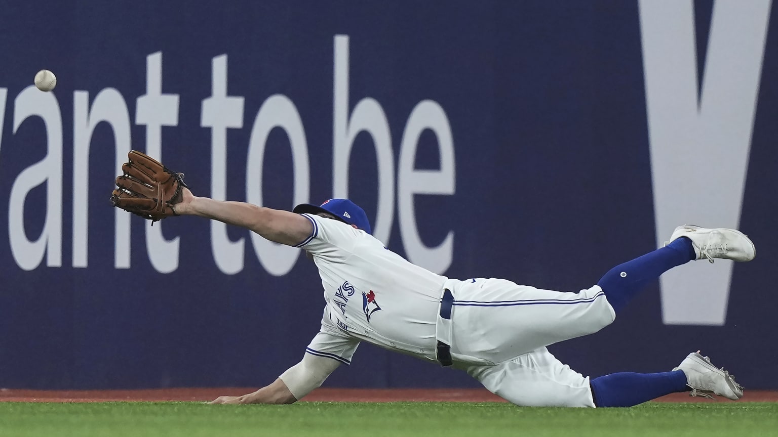 Davis Schneider's spectacular catch | 04/16/2024 | Toronto Blue Jays