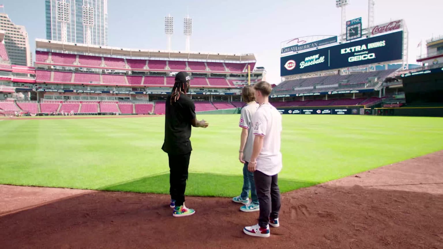 Elly De La Cruz on Reds' scoreboard | 12/09/2024 | Los Reds de Cincinnati