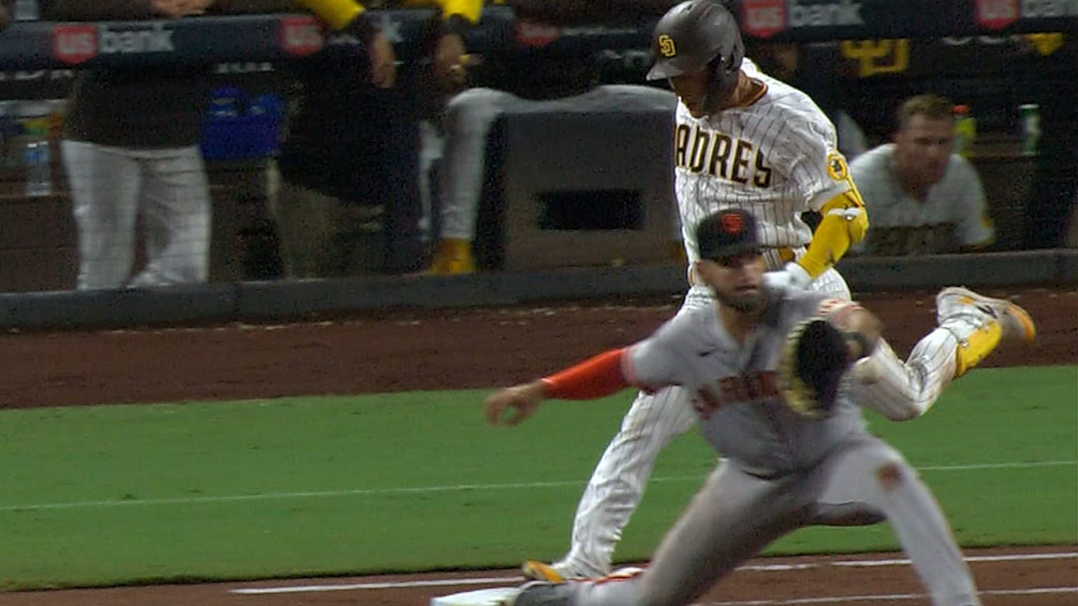 Ha-Seong Kim is safe at first base after a challenge | 10/04/2022 | San ...