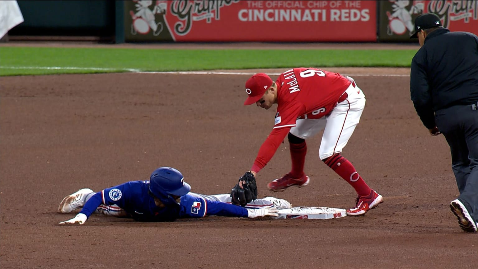 Josh Smith is safe at second after review | 04/01/2025 | Cincinnati Reds