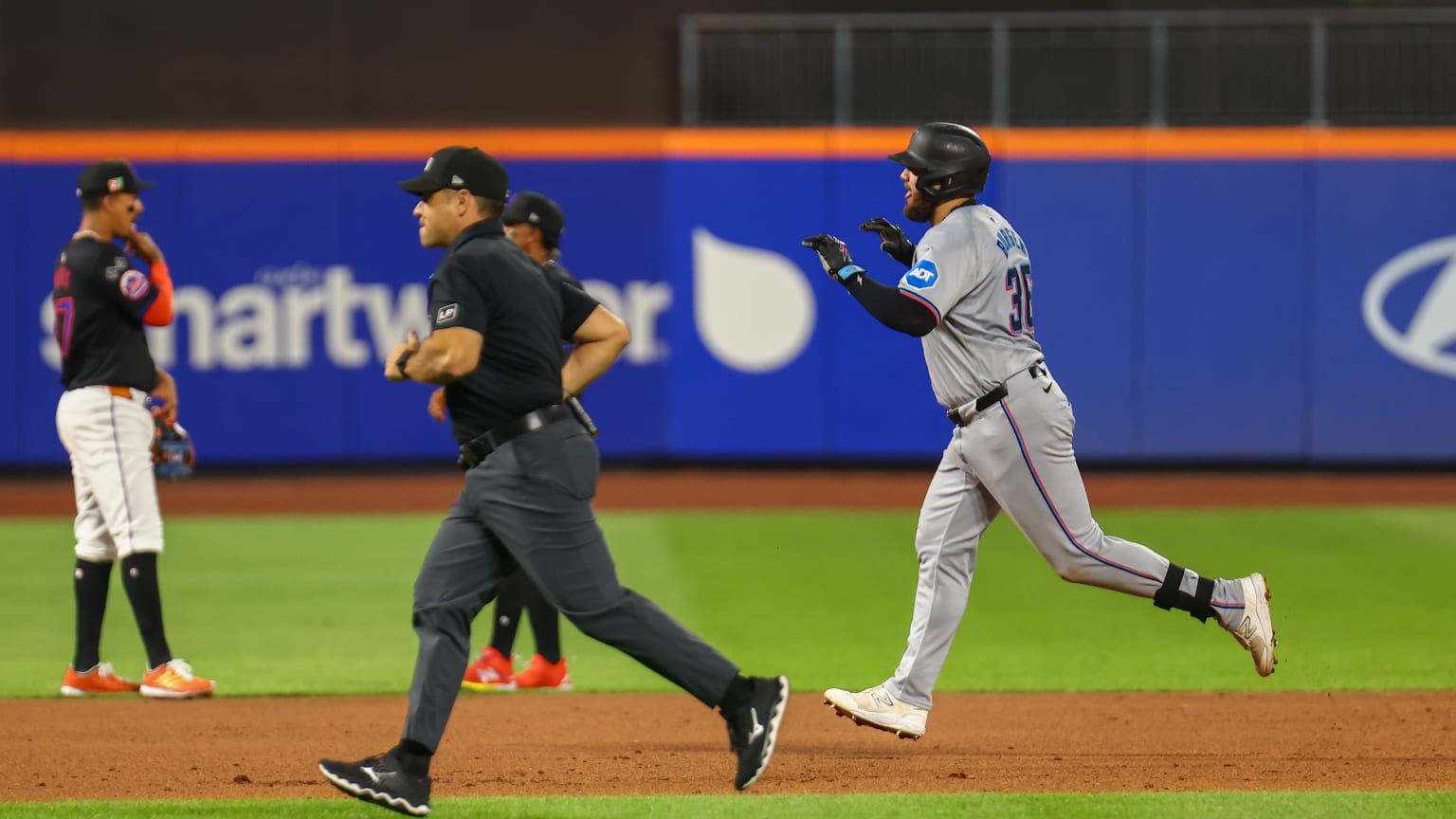 Jake Burger's solo home run (24) | 08/16/2024 | MLB.com