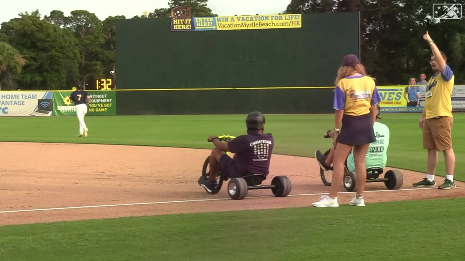 Fans go head to head and race around the infield | 09/10/2023 | MLB.com