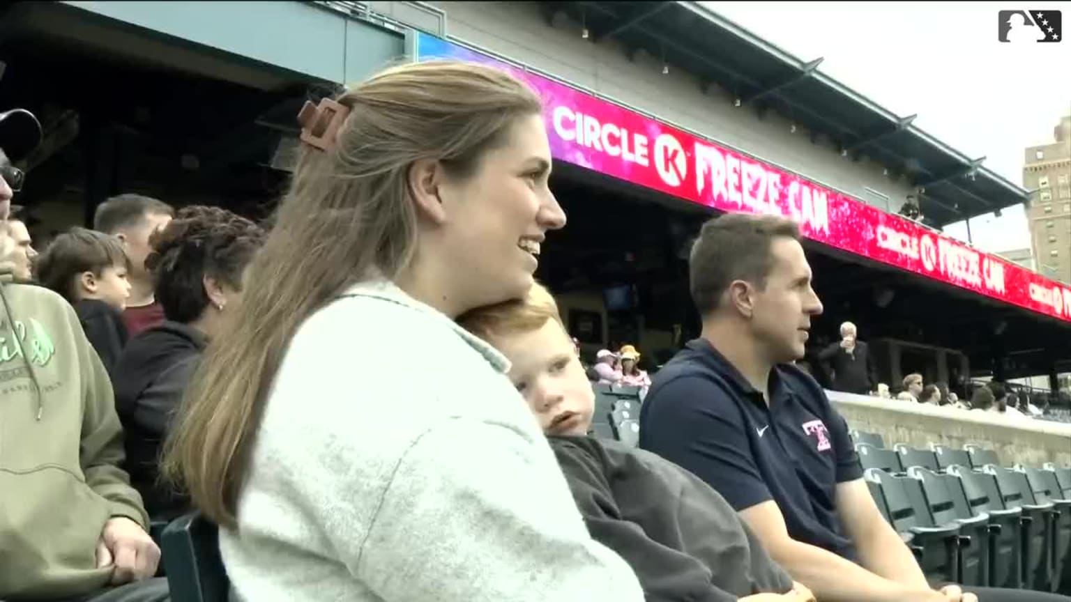 Brewer Hicklen uses batting gloves for gender reveal | 05/27/2025 ...