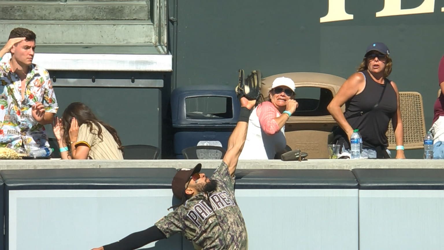 Tatis Jr.'s home run robbery wins Play of the Week | 09/25/2023 | San ...