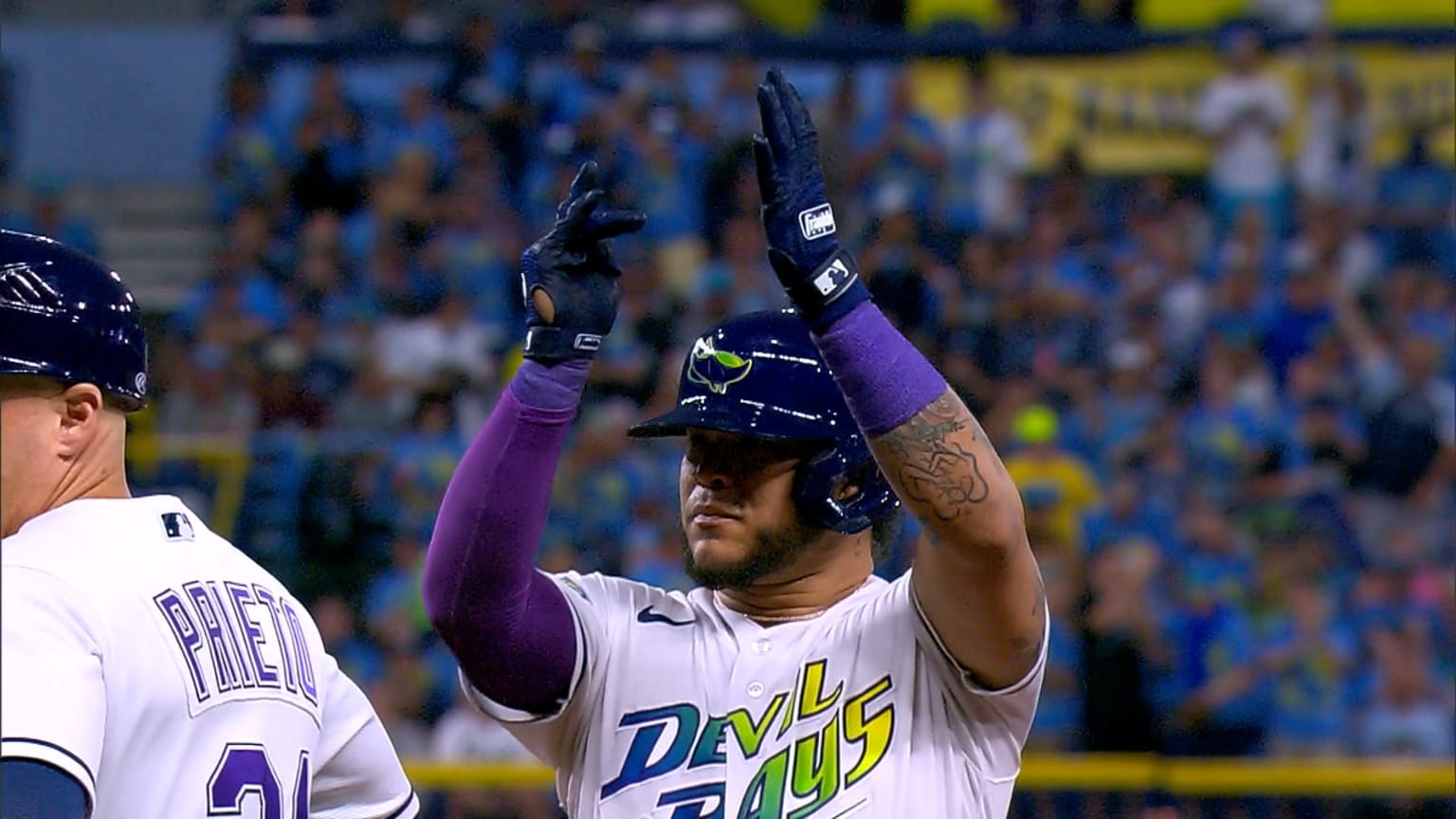 Harold Ramírez grounds an RBI single to center field | 06/23/2023 ...