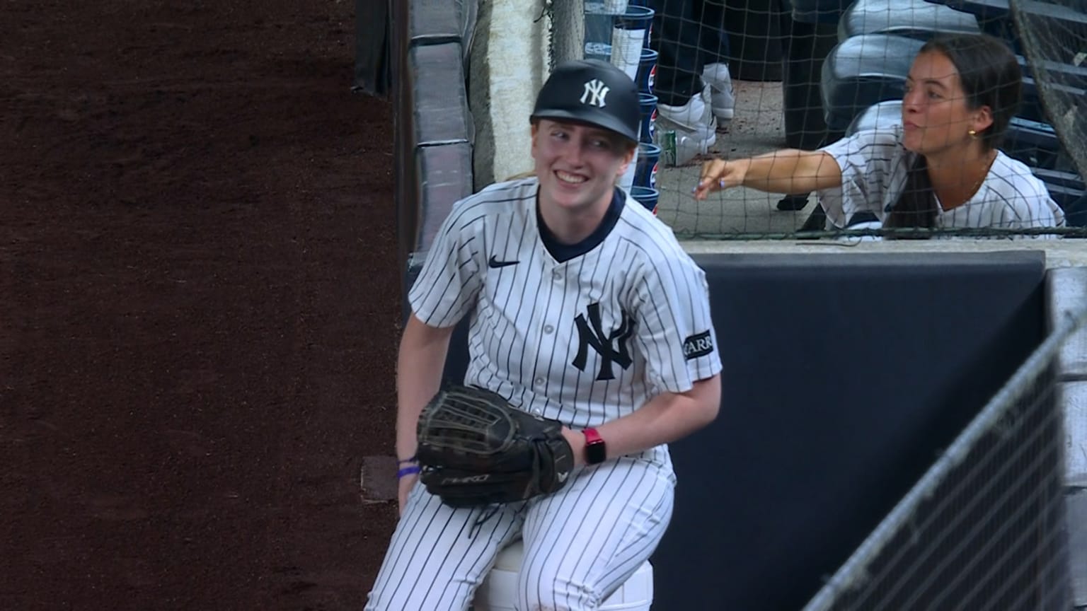 Yankees' ball girl makes impressive diving catch | 09/05/2025 | New ...