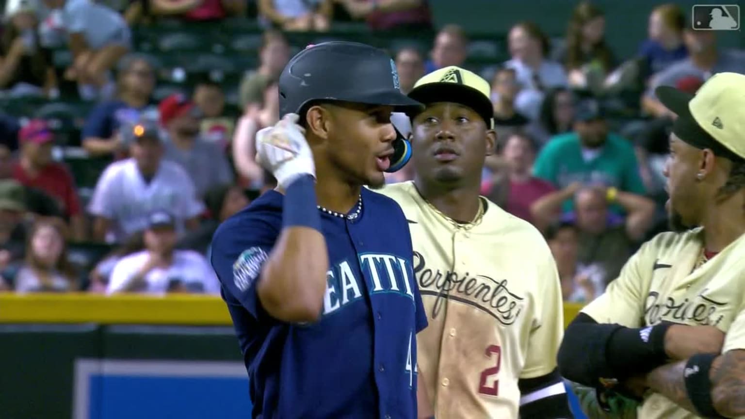 Perdomo puts gum on Rodríguez's helmet | 07/28/2023 | Seattle Mariners