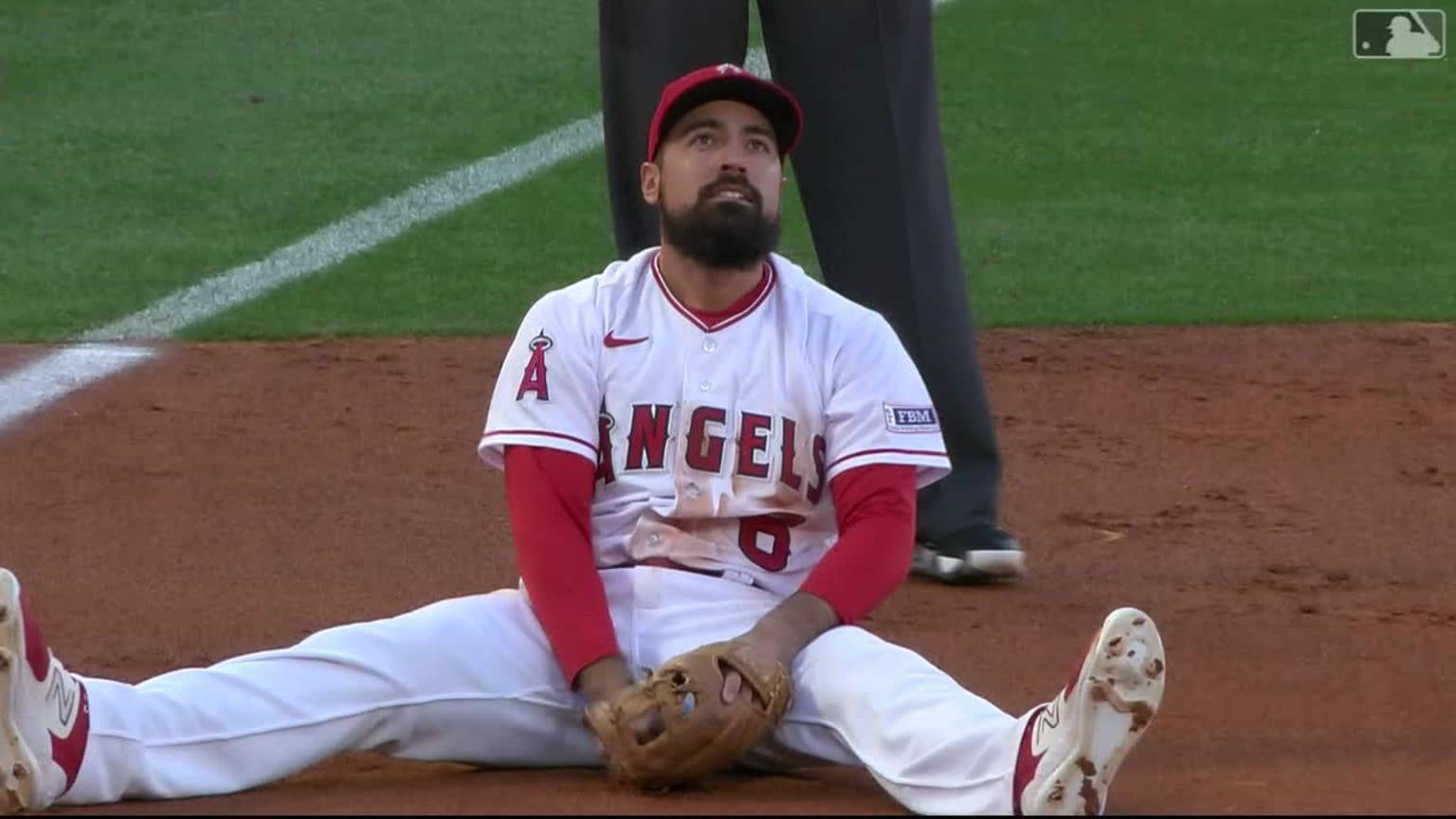 Rendon makes the diving grab in the top of the 2nd | 05/05/2023 | Los ...
