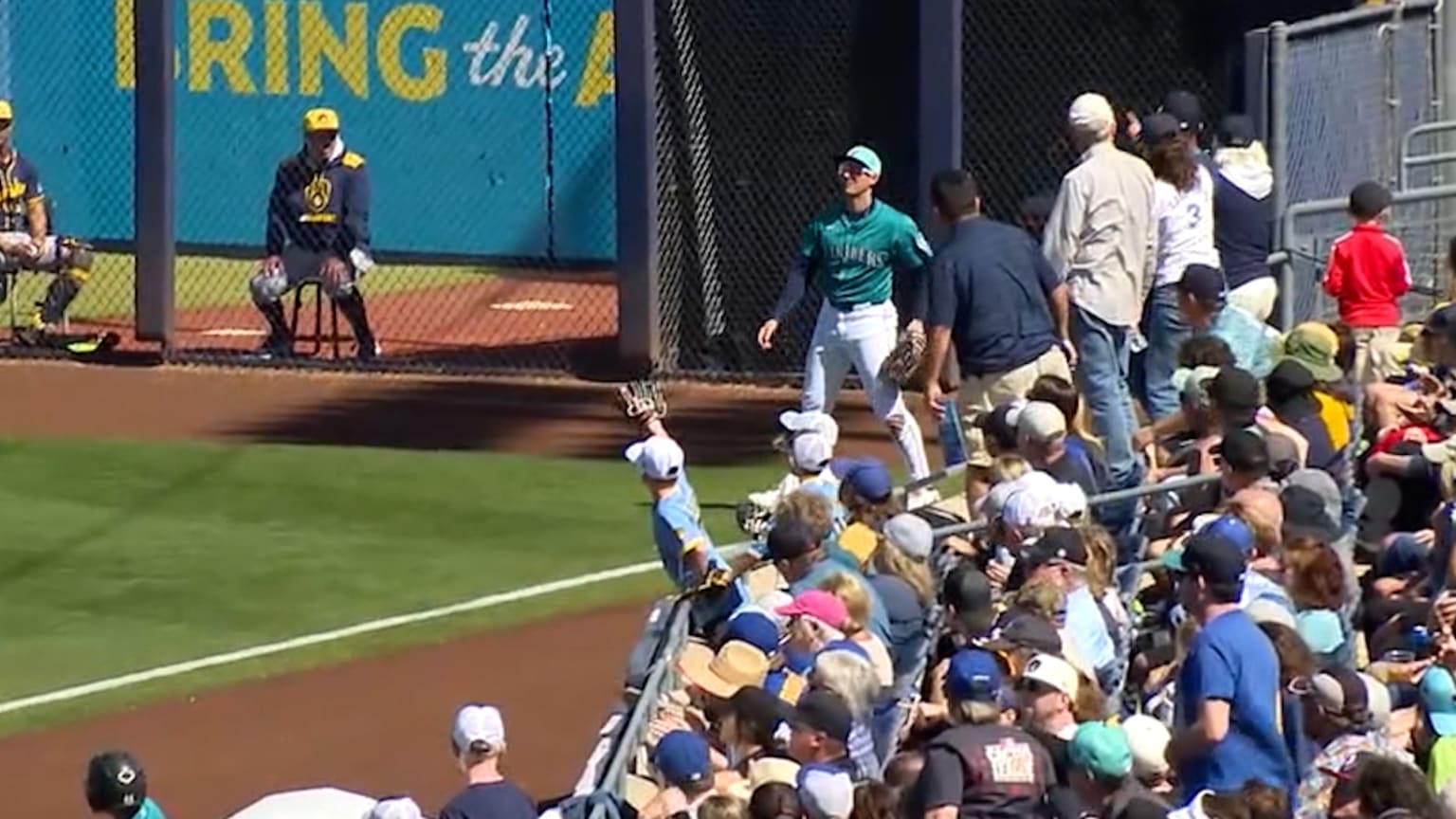 Dominic Canzone's impressive catch | 03/18/2025 | Seattle Mariners