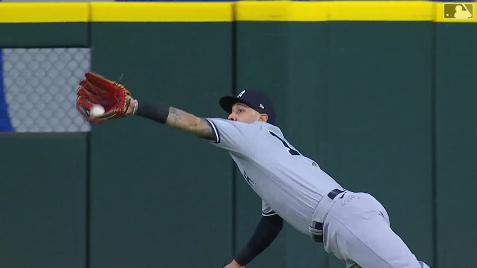 Marwin Gonzalez makes a diving catch in right field | 10/04/2022 | New ...