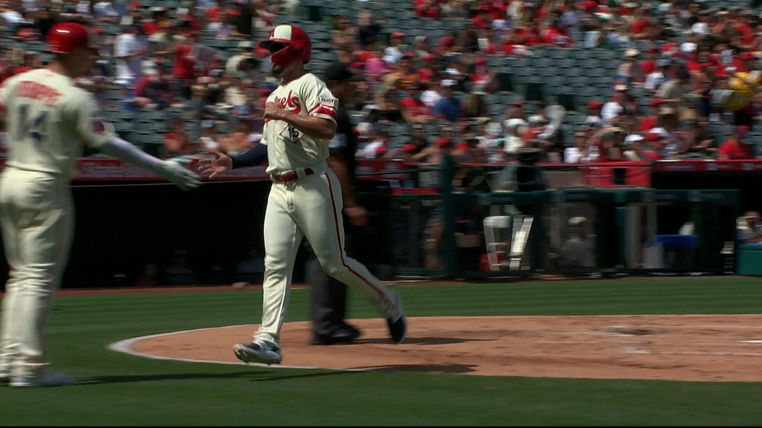 Mike Moustakas lifts a sacrifice fly to right field | 09/10/2023 | MLB.com