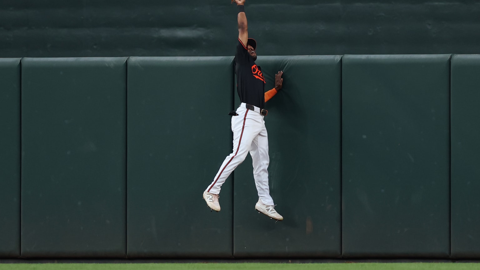 Cedric Mullins' AMAZING catch at the wall | 07/28/2025 | MLB.com