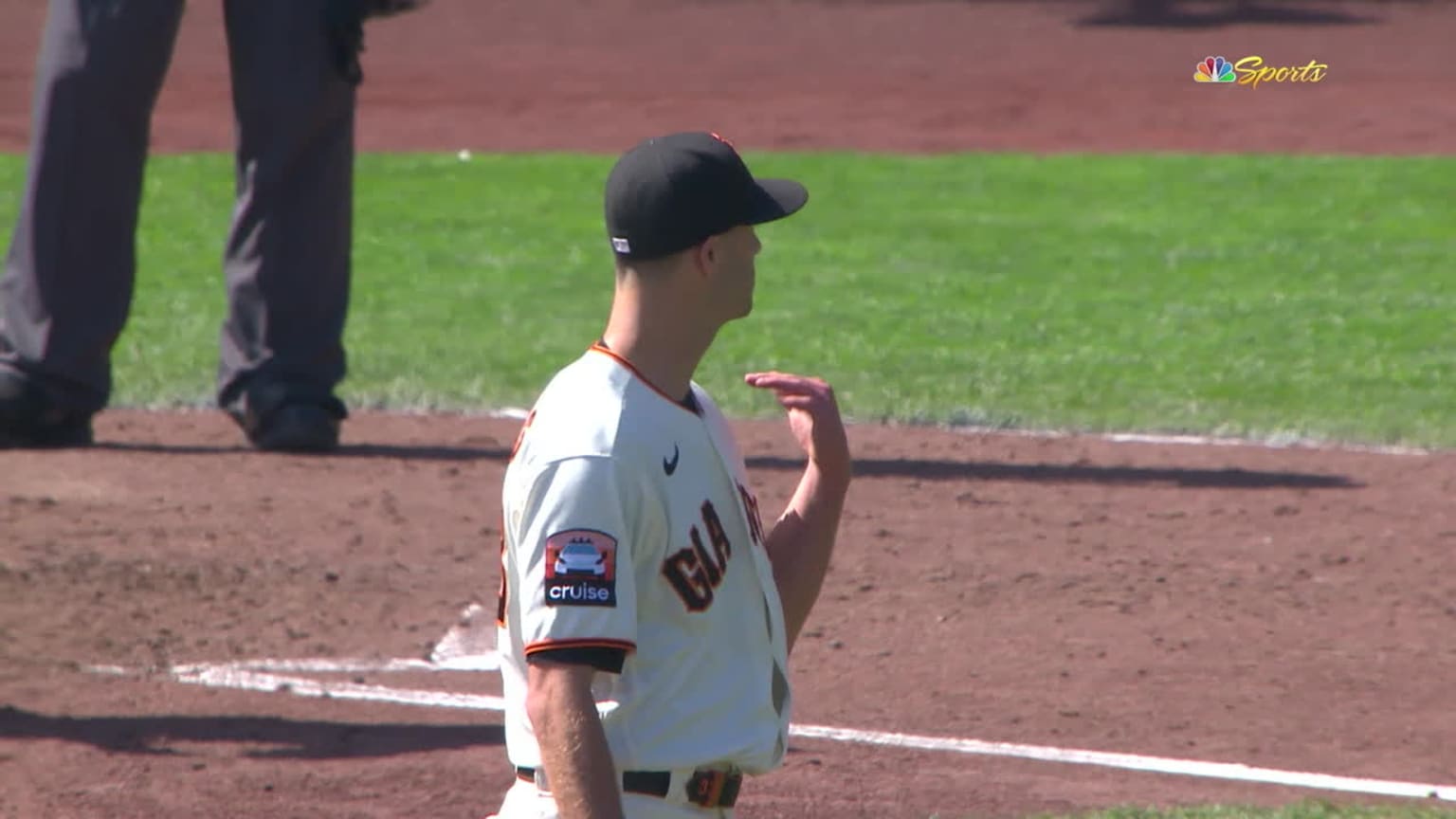 Tyler Rogers exits the game with an apparent injury | 10/01/2023 | San Francisco Giants