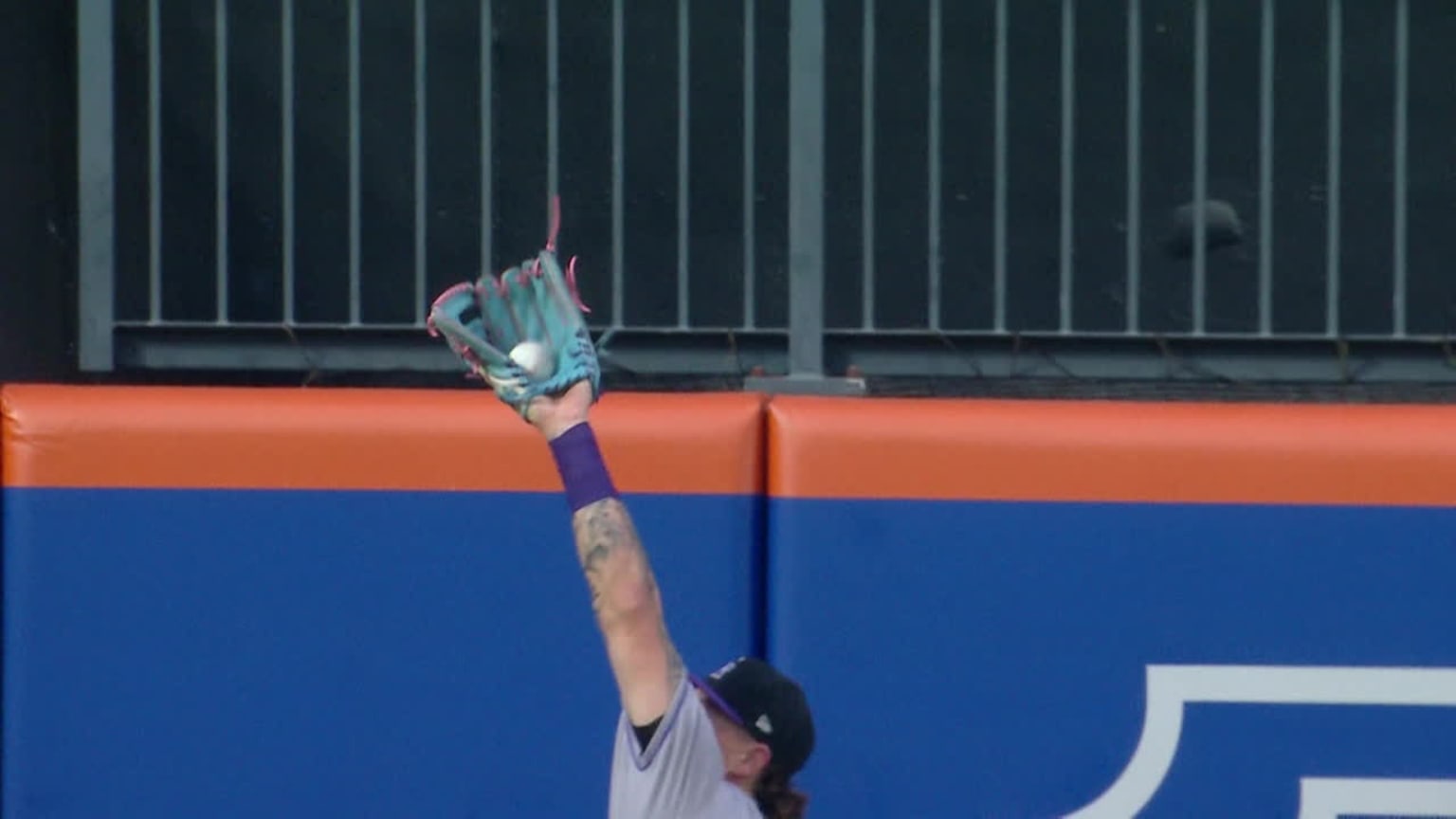 Jordan Beck atrapa de un salto | 30/05/2025 | Los Rockies de Colorado