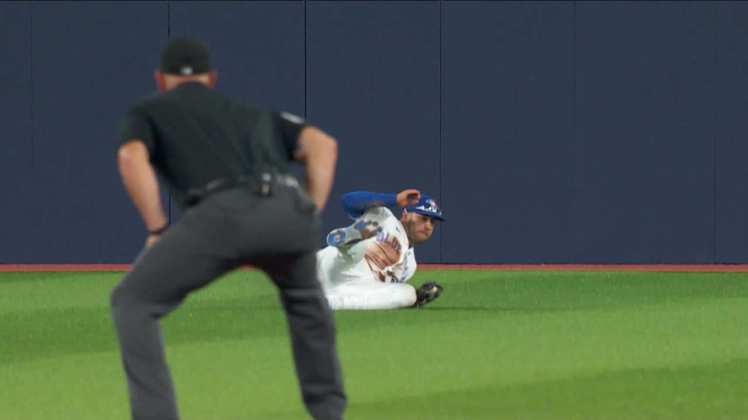 Kevin Kiermaier makes a sliding catch in the 9th | 06/07/2023 | Toronto ...