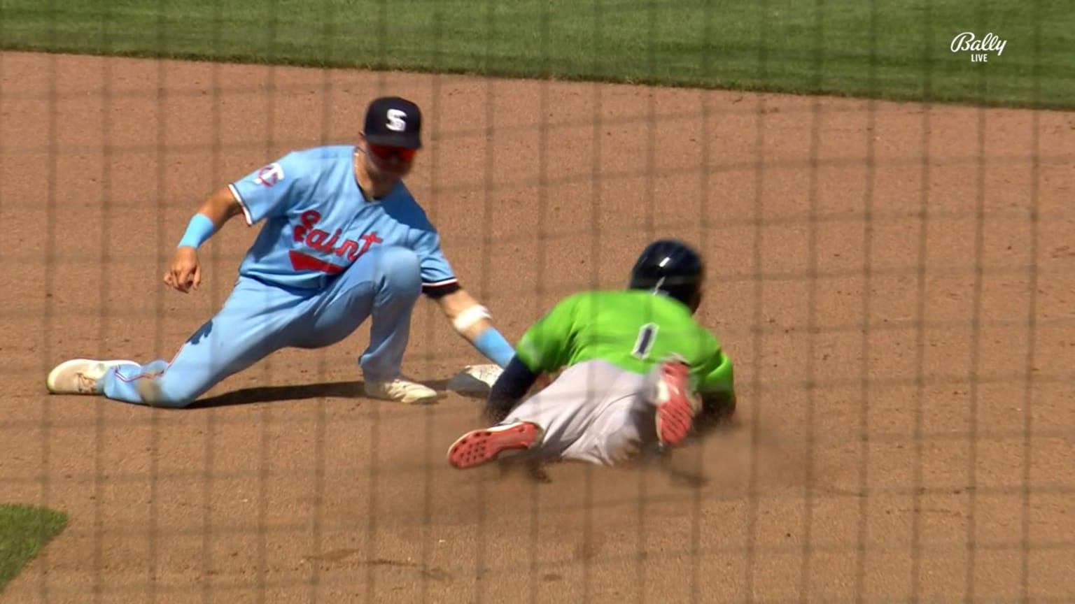 J.P. Martínez swim moves a tag at second base | 07/07/2024 | Atlanta Braves