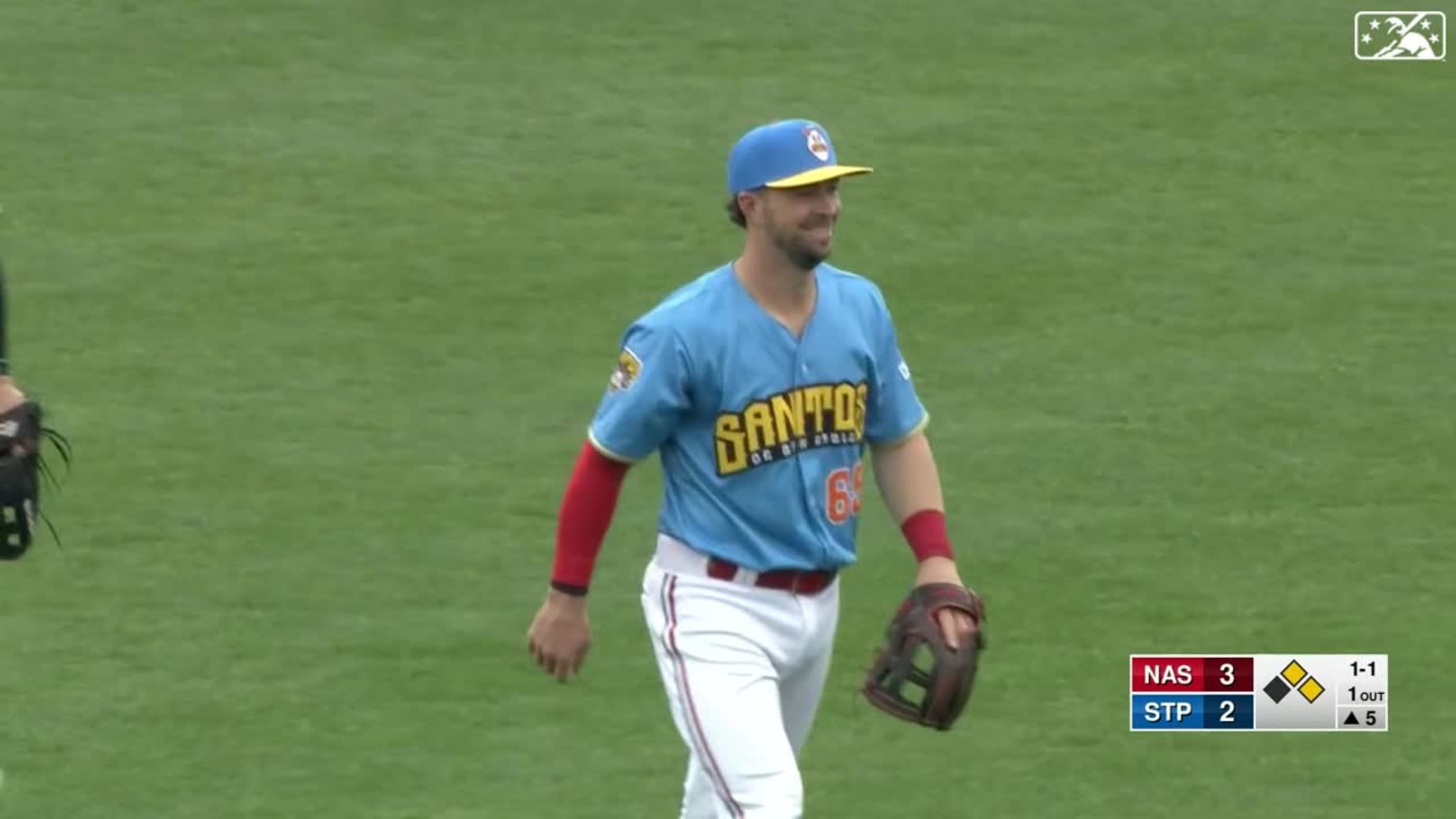Kyle Farmer makes an incredible catch while running | 05/06/2023 | MLB.com