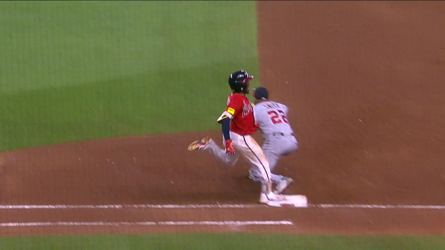 Ozzie Albies singles after overturned call in the 6th | 06/09/2023 ...
