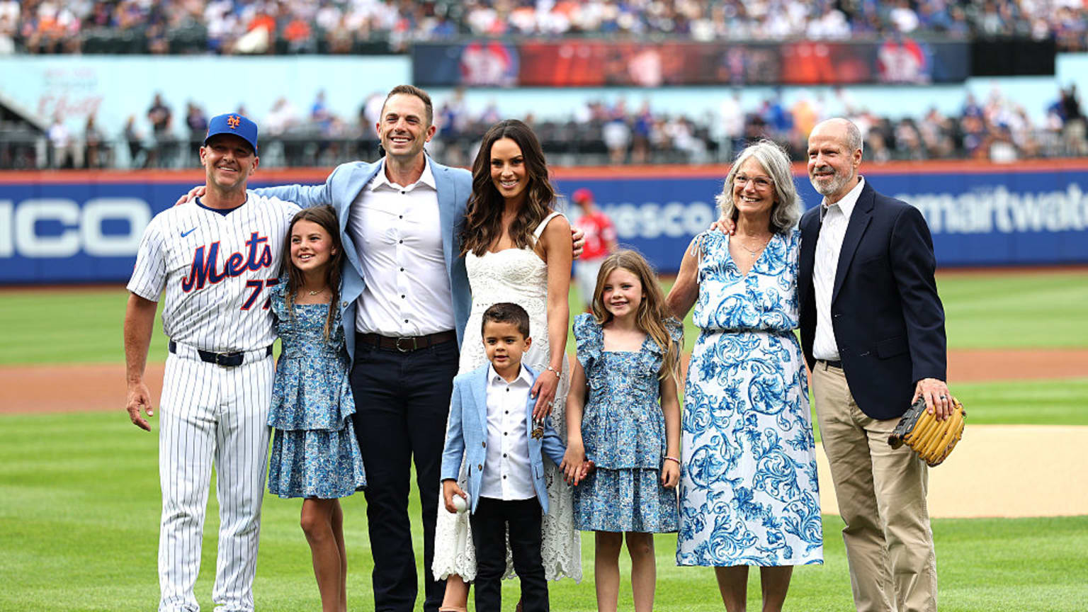 David Wright and family throw out first pitches | 07/19/2025 | MLB.com