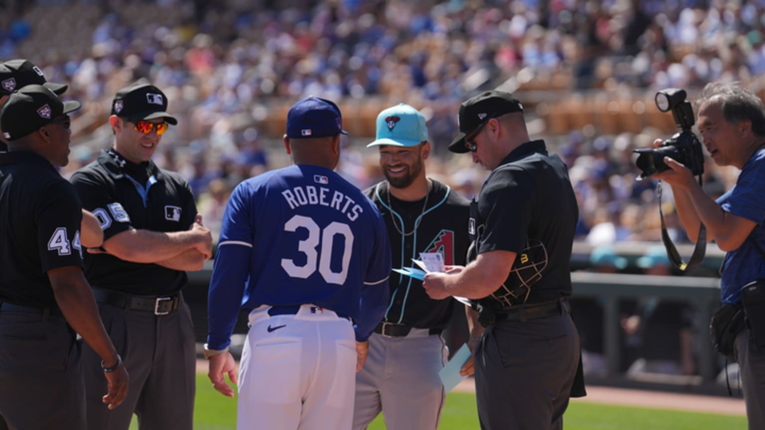 Dave and Cole Roberts exchange lineup cards | 03/10/2024 | MLB.com