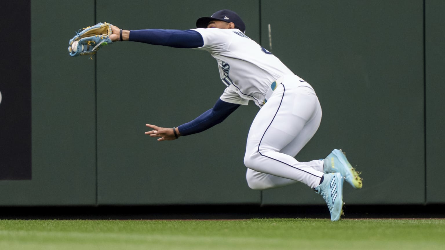 Julio Rodríguez's smooth sliding grab | 05/13/2025 | MLB.com